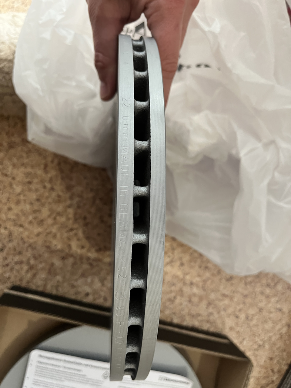 Замена передних тормозных дисков и колодок — Volkswagen Polo Sedan, 1,6 ...