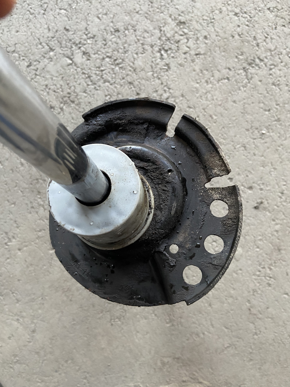 Замена передних амортизаторов и колодок — Ford Kuga (2G), 2,5 л, 2015 ...