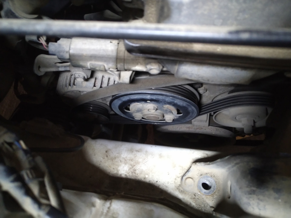 Форсунки и приводной ремень — Toyota Vitz (10), 1 л, 2002 года | своими ...