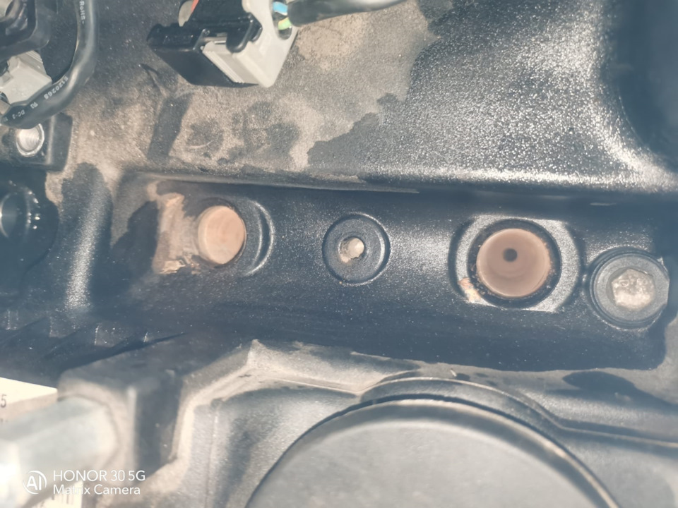 Масло на крышке ДВС — SsangYong Stavic, 2 л, 2013 года | визит на ...