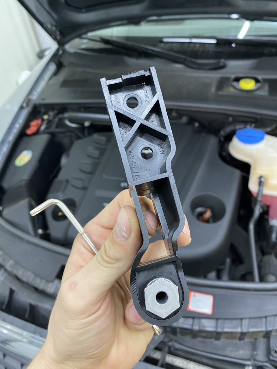 4F0807771 Кронштейн переднего бампера левый верхний / AUDI A6 05~11 VAG ...