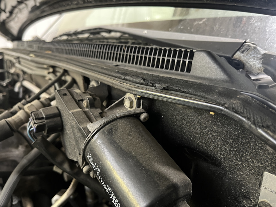 Уплотнитель капота — Mitsubishi Montero III (V60), 3,5 л, 2000 года ...