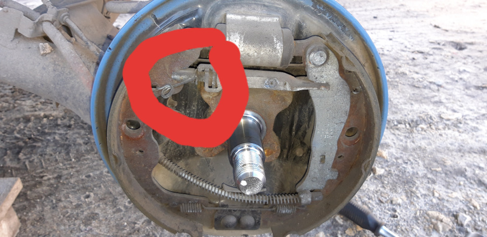 Смена колодок задних — Renault Duster (1G), 1,6 л., 2015 года ...