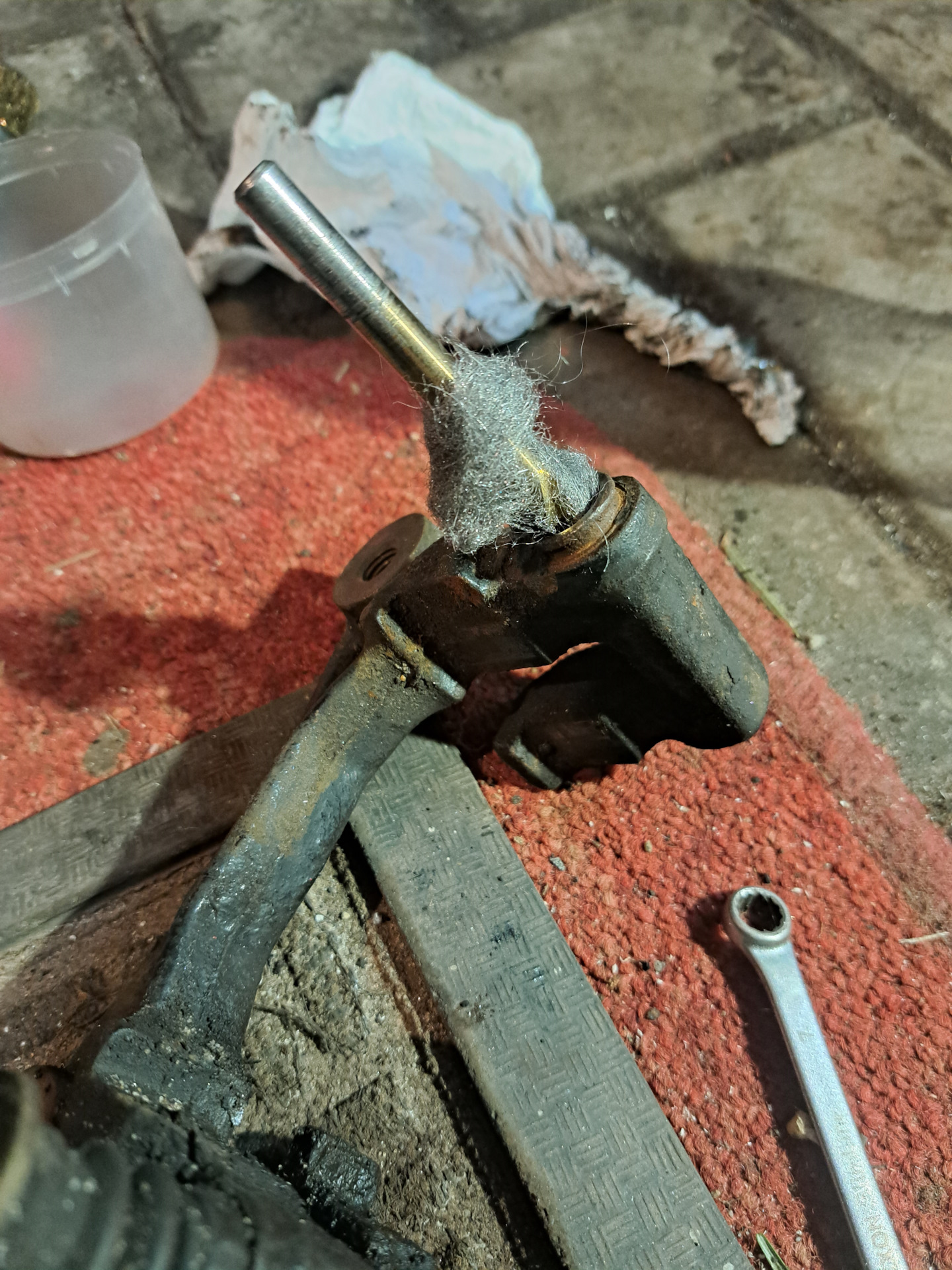 Replacing the rear brake pads — Nissan Primera (P11), 2 л, 1997 года ...