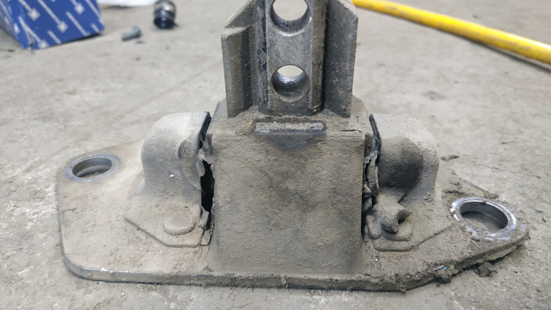 Замена бачка ВКГ — Volvo S60 (1G), 2,4 л, 2003 года | визит на сервис ...