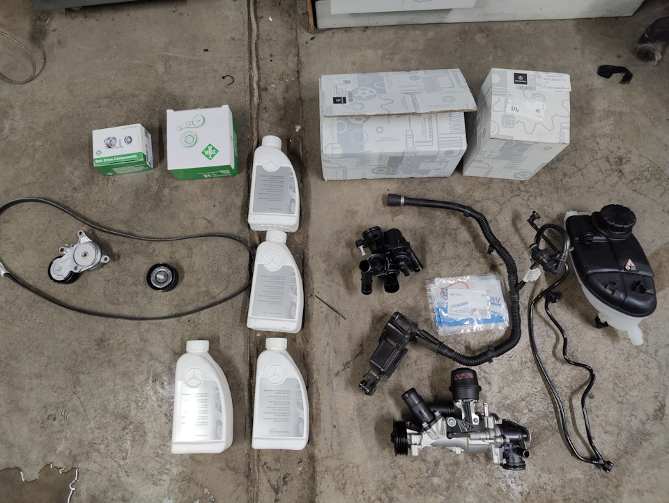 Ремонт: Замена термостата, корпуса масляного фильтра, насоса и бачка ...