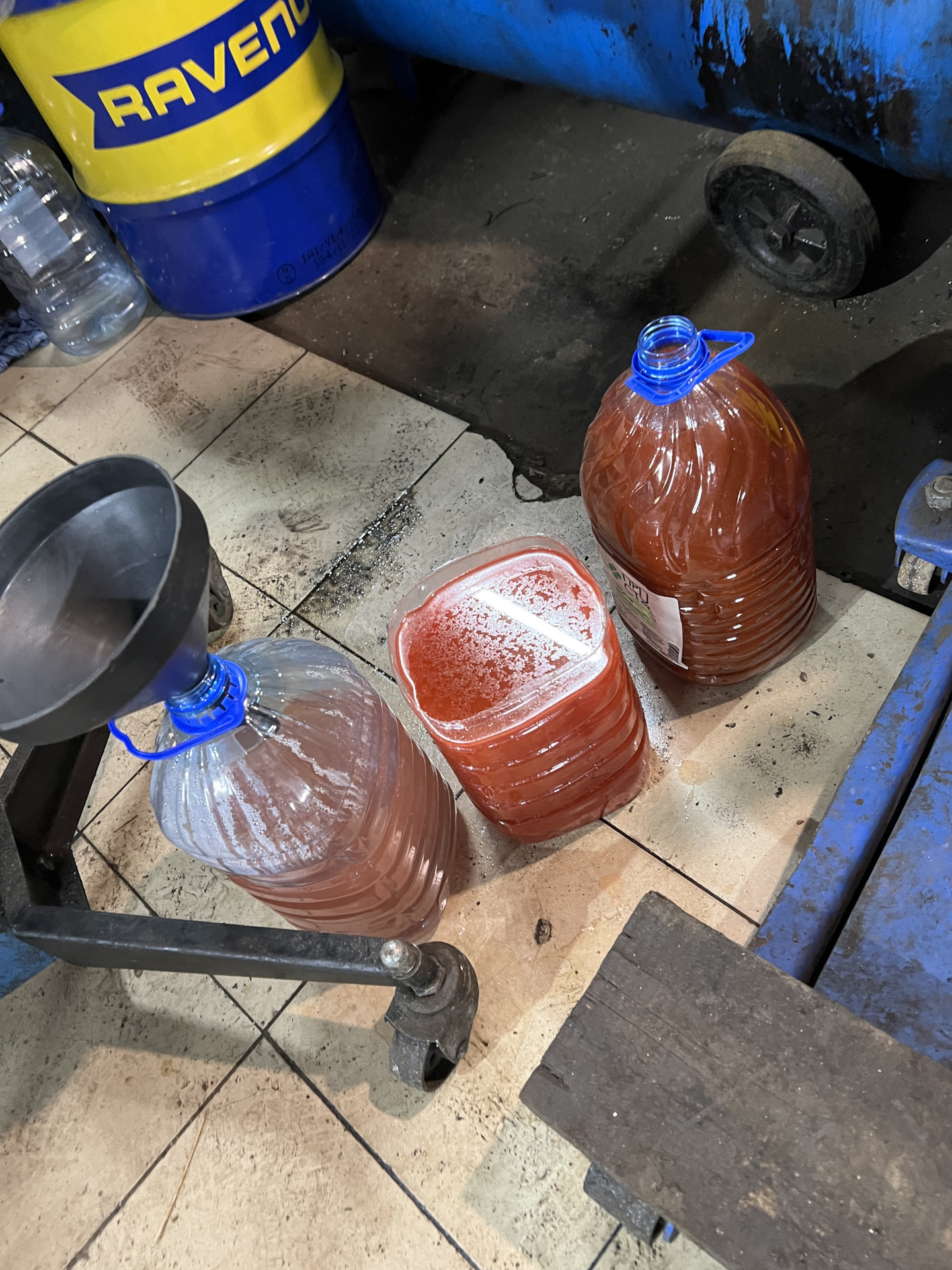 Замена основного радиатора и антифриза — Audi Q5 (1G), 2 л, 2013 года ...