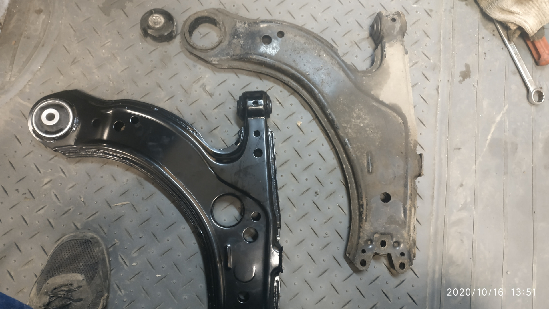 Замена нижнего рычага подвески и стойки стабилизатора — Audi A3 (8L), 1 ...