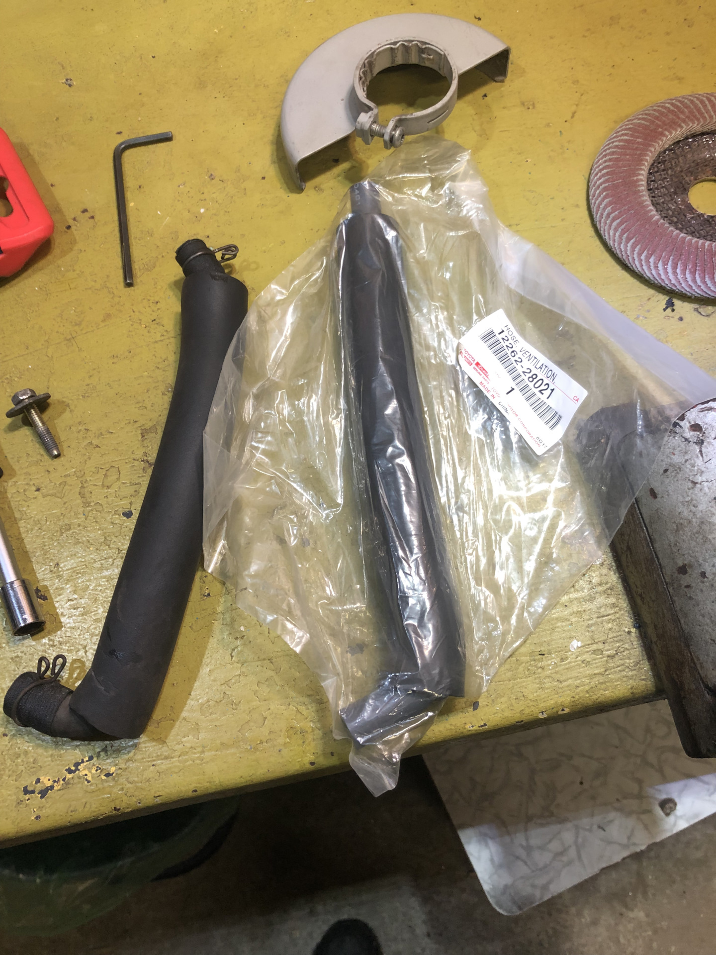 Замена трубки вентиляции картера — Toyota RAV4 (II), 2 л, 2003 года ...