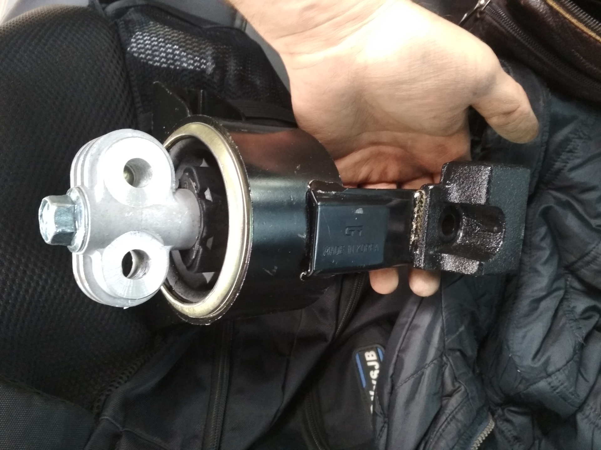 Замена левой опоры двигателя и шланга от заслонки до термостата ...