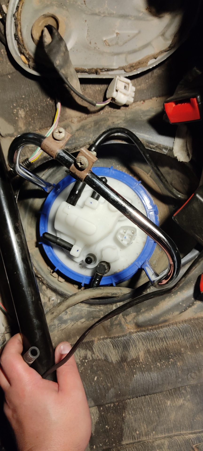 Замена топливного фильтра и бензонасоса — Toyota Avensis III, 1,8 л ...