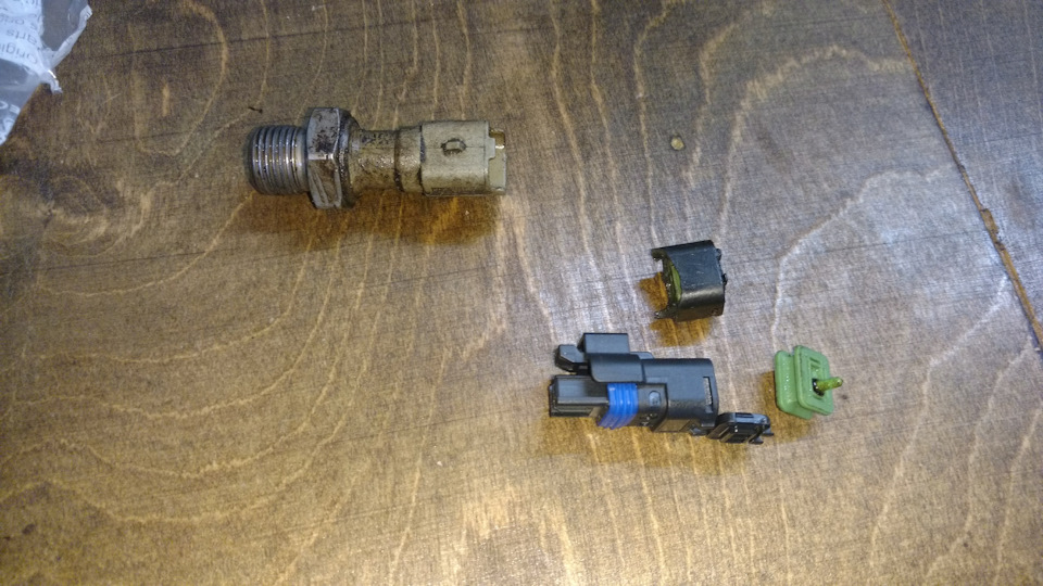 Замена датчика давления масла — Peugeot 308 (1G), 1,6 л, 2008 года ...