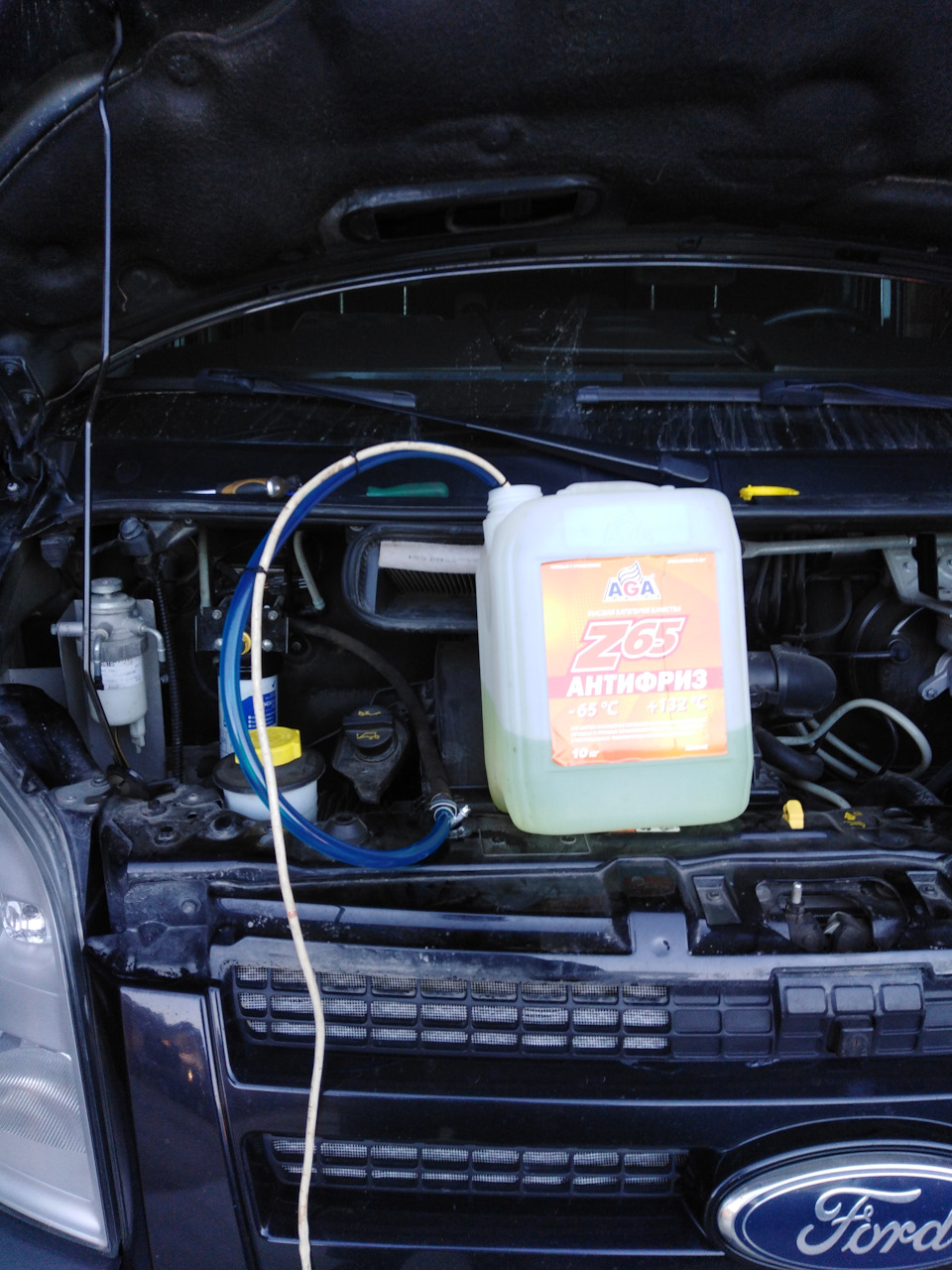 Замена топливного фильтра. — Ford Transit (7G), 2,2 л, 2011 года ...