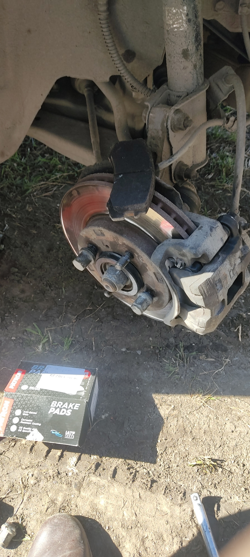 Замена колодок)))) +1 добрых дел с хромоножкой — Mitsubishi Cedia, 1,5 ...