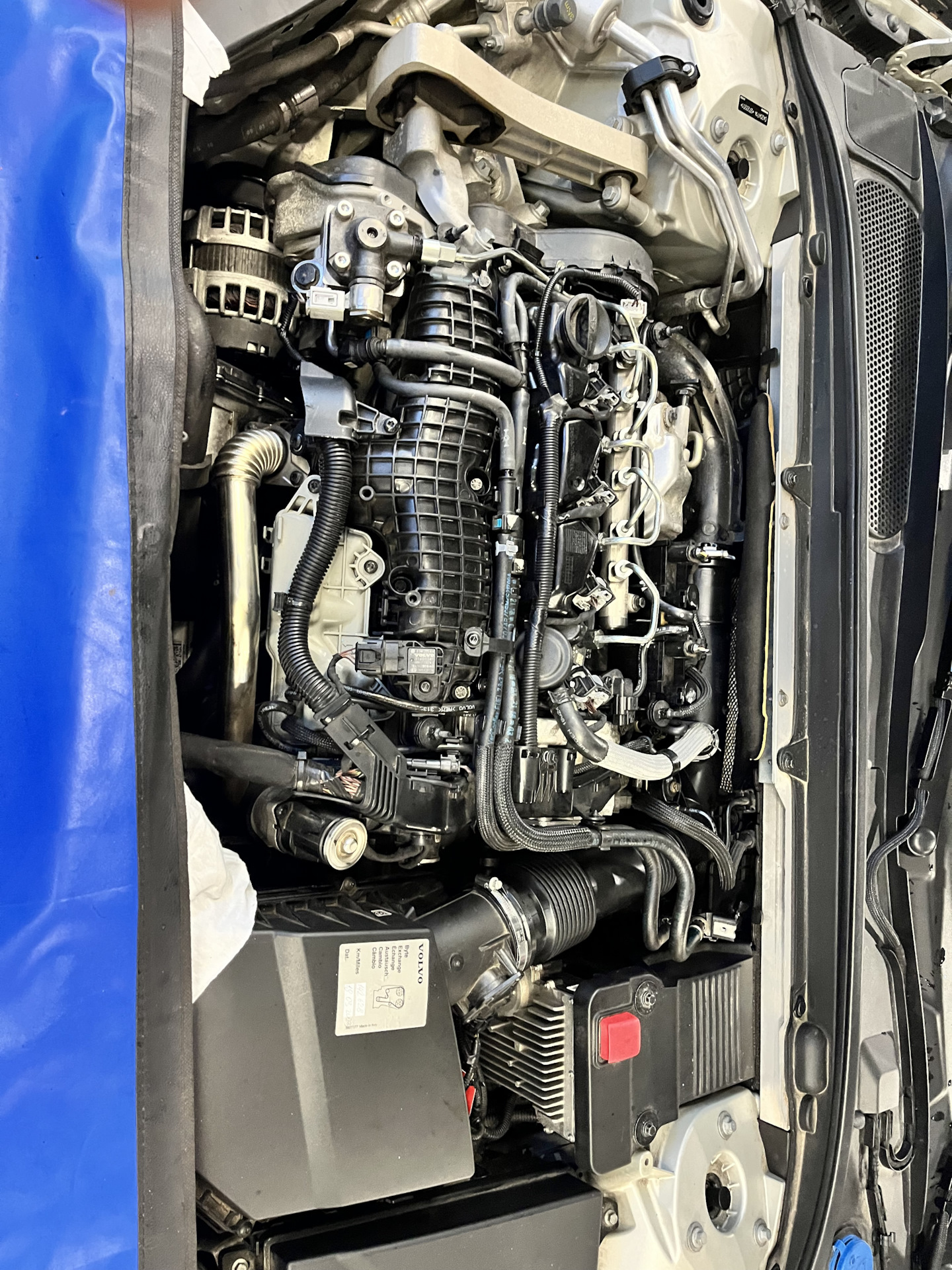 Замена патрубка забора чистого воздуха — Volvo V60 (2G), 2 л, 2018 года ...