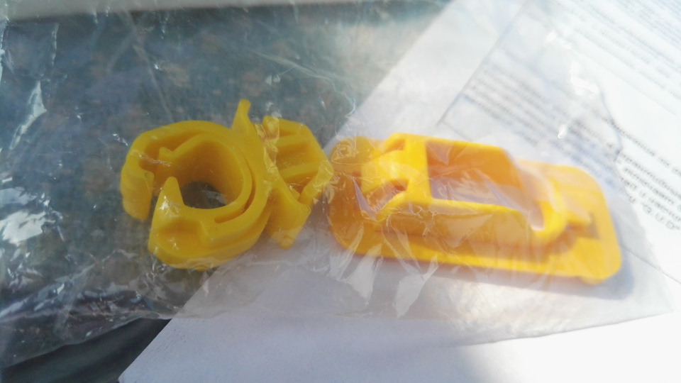 Жёлтые клипса и фиксатор. И смазка для замков — Opel Zafira A, 1,8 л ...