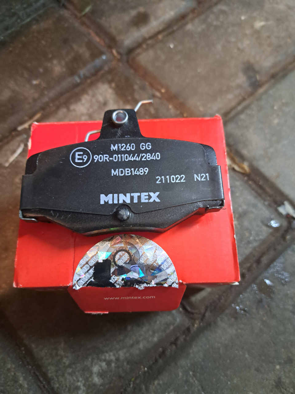 Replacing the rear brake pads — Nissan Primera (P11), 2 л, 1997 года ...