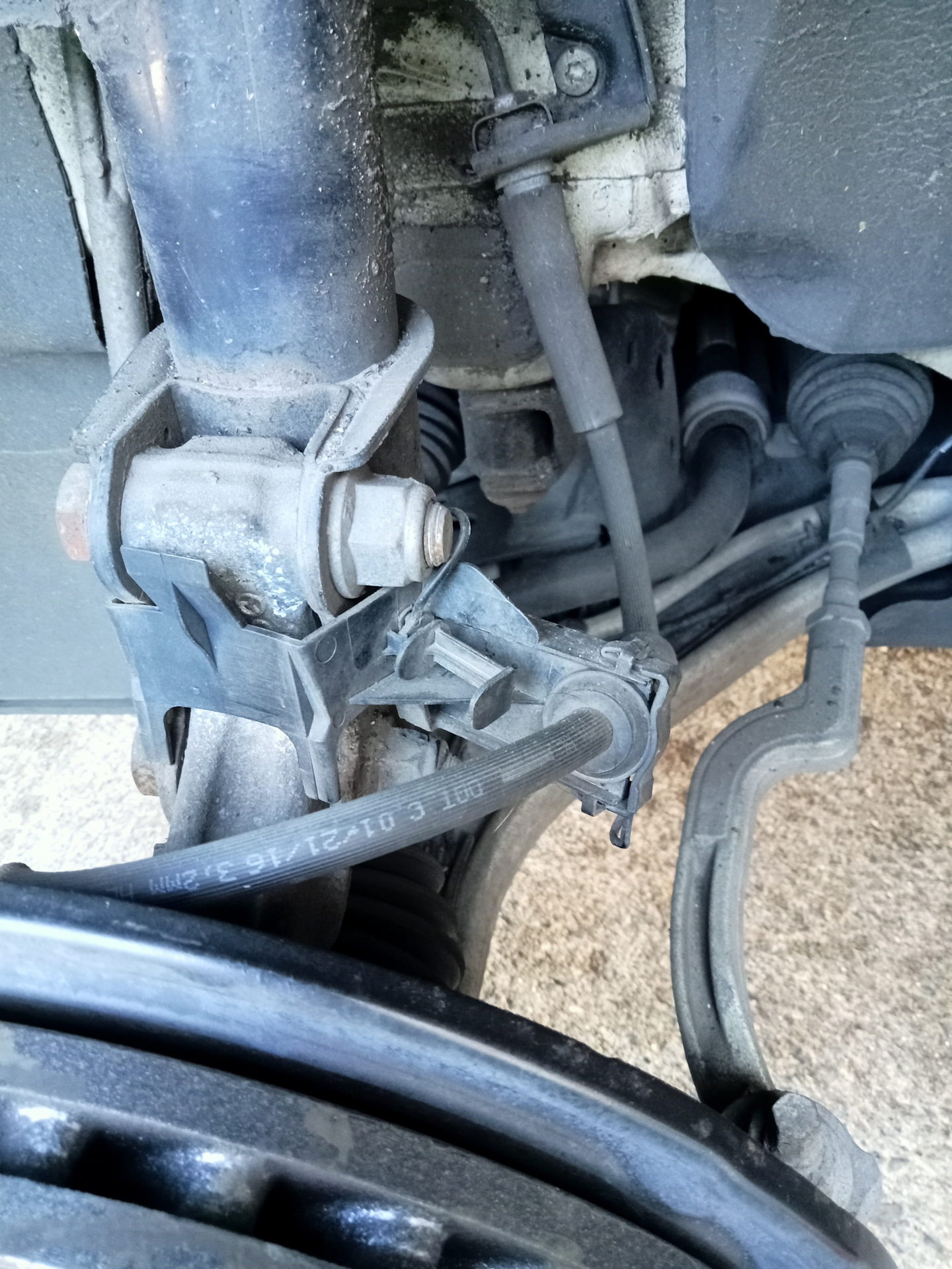 Замена brake line support bracket. — Mercedes-Benz A-Class (W176), 1,6 ...