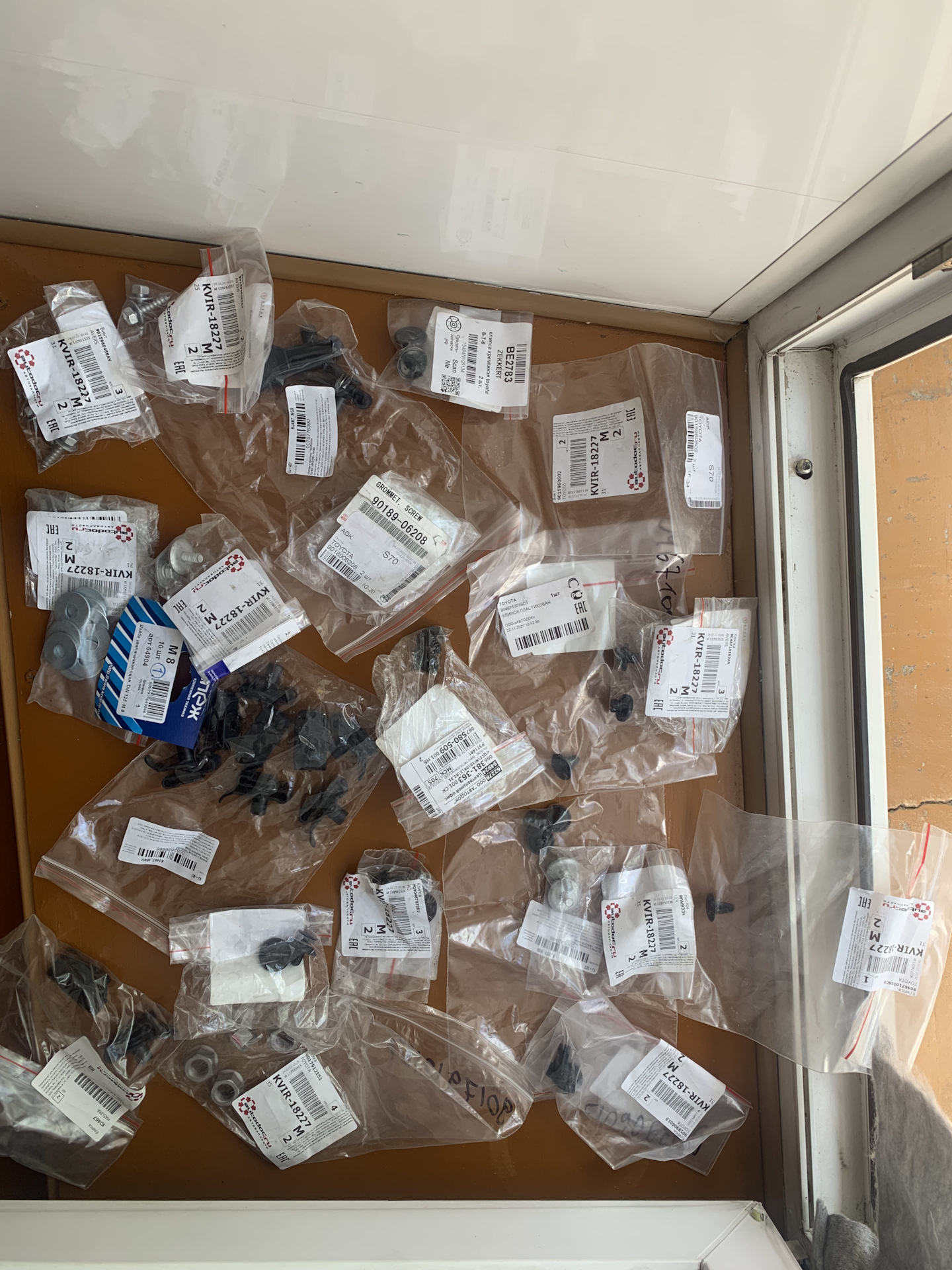 Продажи пост может кому нужна мелочовка — Toyota Avensis II, 1,8 л ...