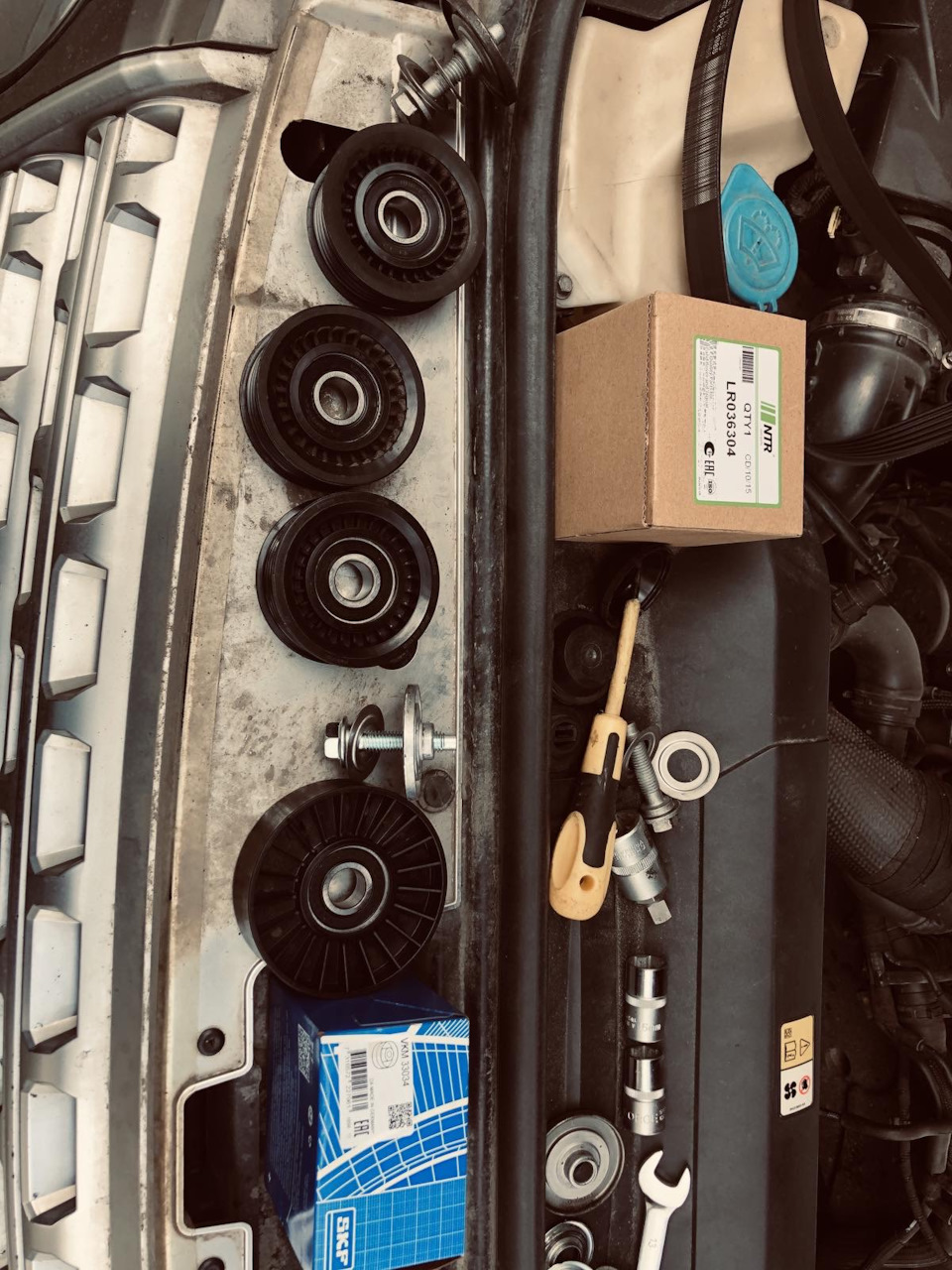 LR036304 Ролик натяжителя Jaguar Land Rover | Запчасти на DRIVE2