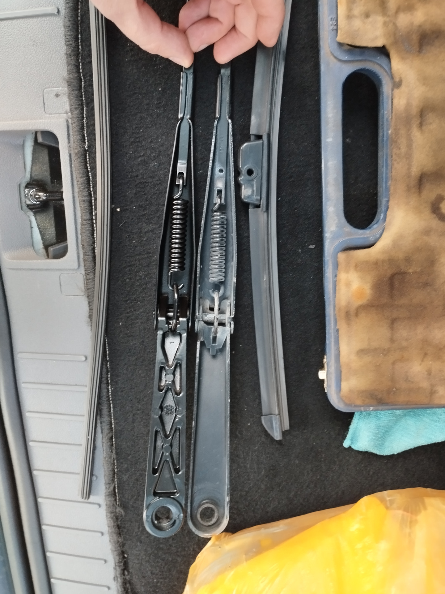 Замена поводков дворников — Ford Focus Wagon II, 1,8 л, 2010 года ...
