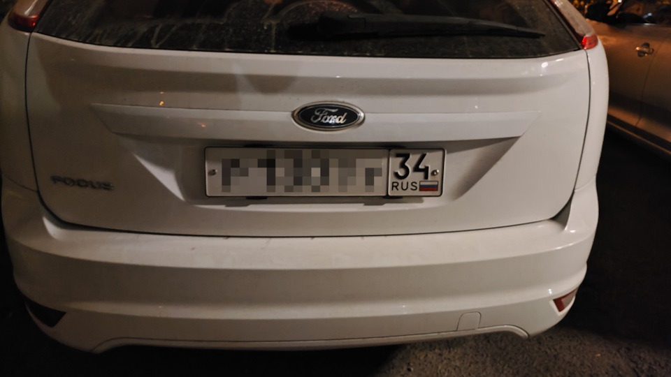Безрамочное крепление заднего номера — Ford Focus Hatchback II, 1,6 л ...