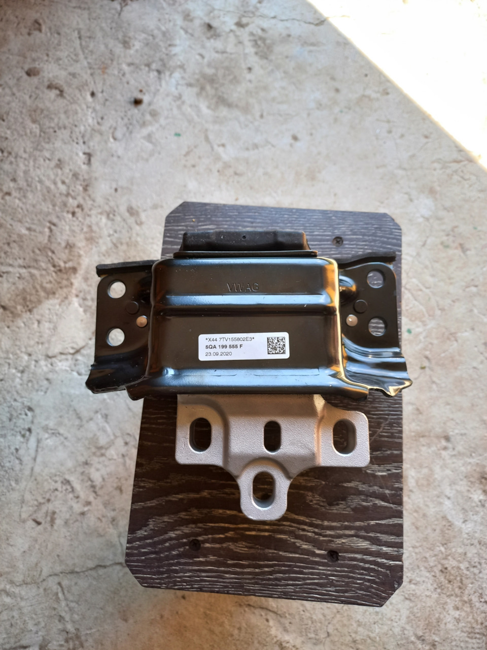 5QA199555F Подушка (опора) КПП VAG | Запчасти на DRIVE2