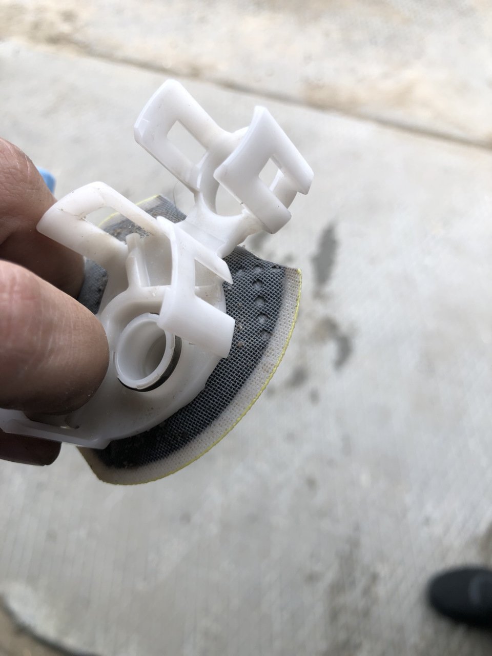 Замена топливного фильтра и сетки — Toyota RAV4 (IV), 2 л, 2013 года ...