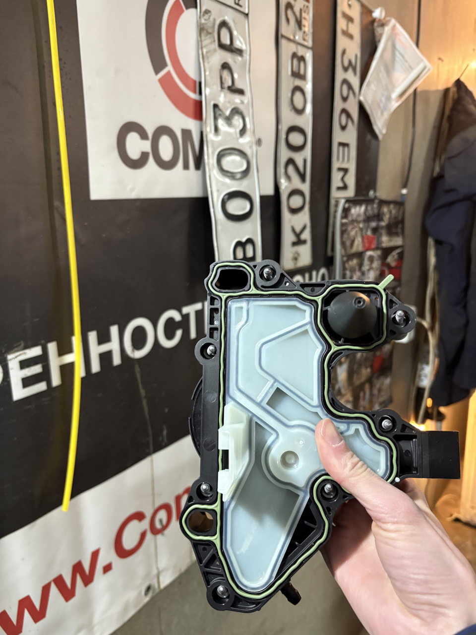 Оригинал vs подделка. Замена маслоотделителя 06K103495BM — Skoda ...