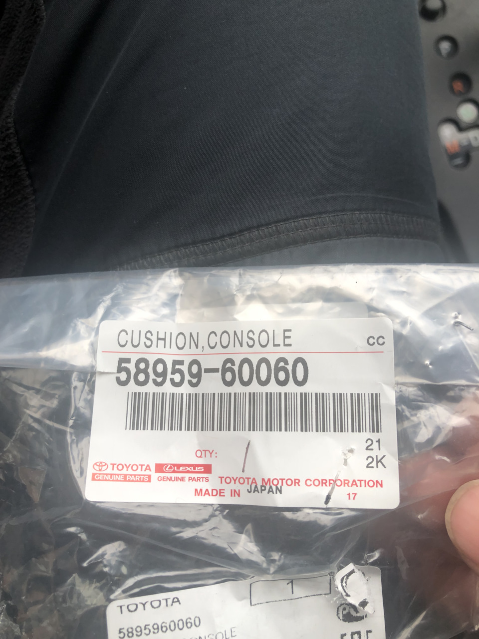 Скрип подлокотника — Toyota RAV4 (III), 2 л, 2012 года | запчасти | DRIVE2