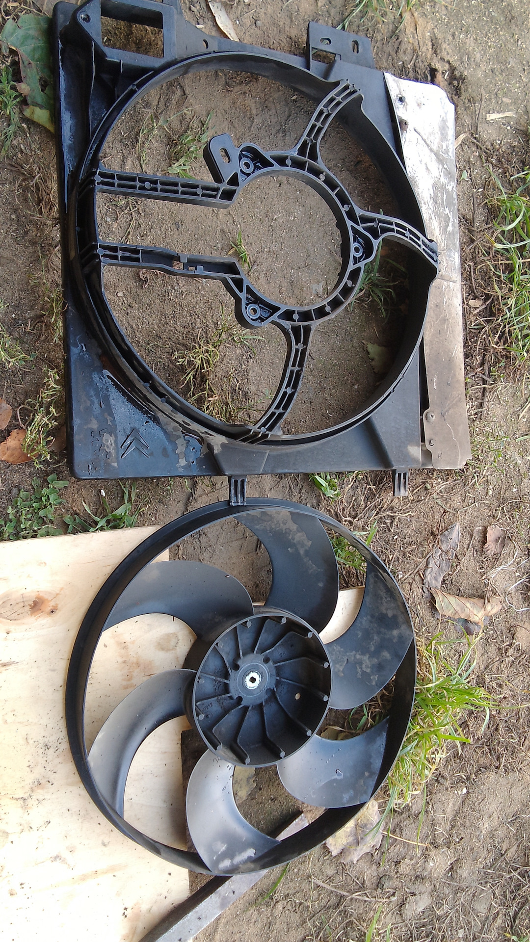 Замена вентилятора охлаждения — Citroen C2, 1,6 л, 2006 года | своими ...