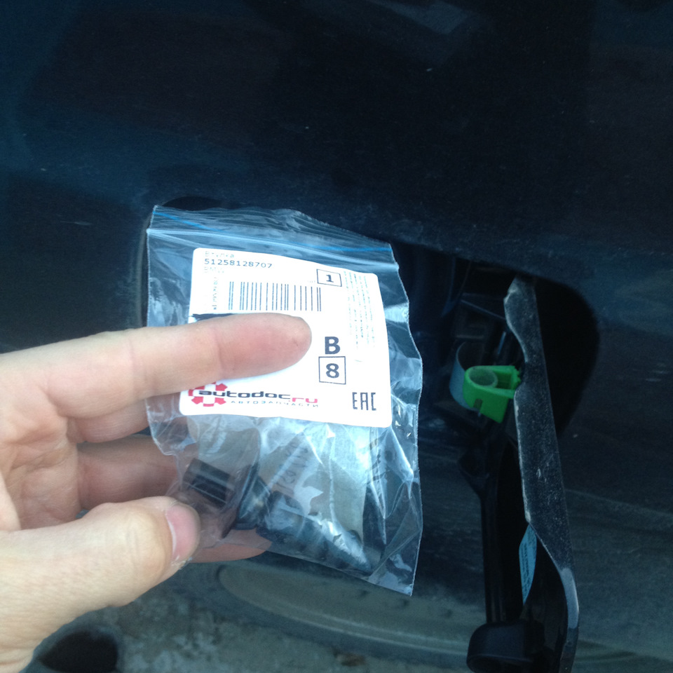 Втулка лючка бензобака BMW 51258128707 — BMW 5 series (E39), 2,5 л ...