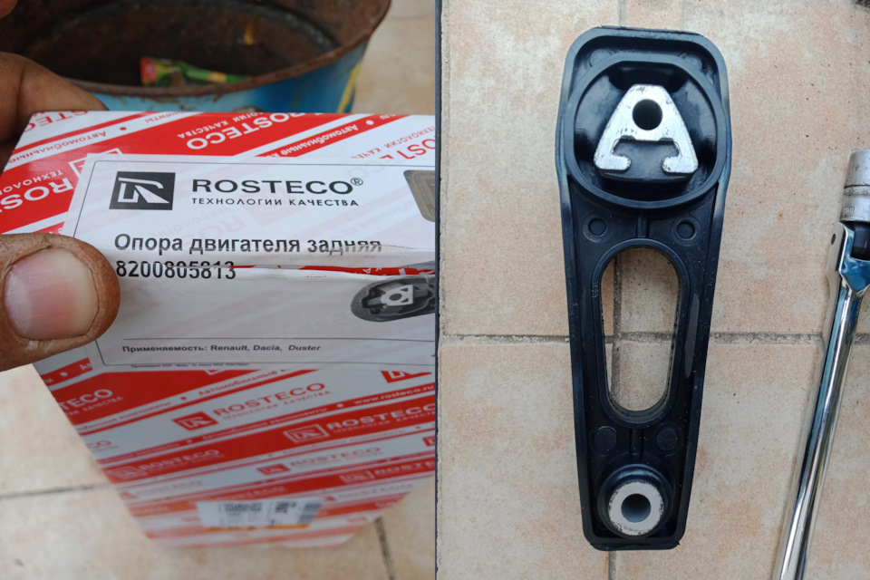 Опора двигателя. Брызговики. — Renault Duster (1G), 1,6 л, 2014 года ...