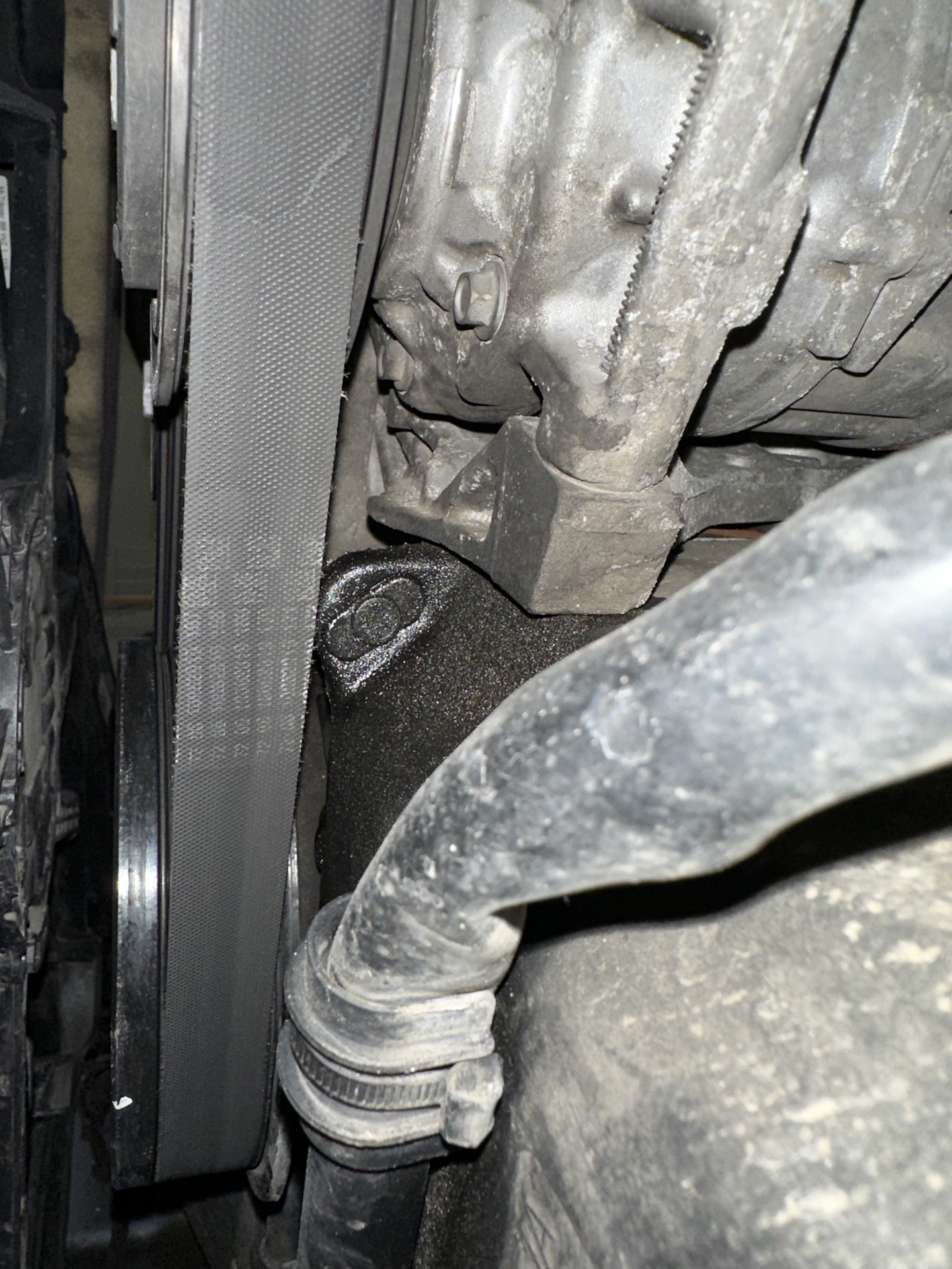 Передние колодки-сервис-течь масла — Audi A4 (B9), 2 л, 2019 года ...