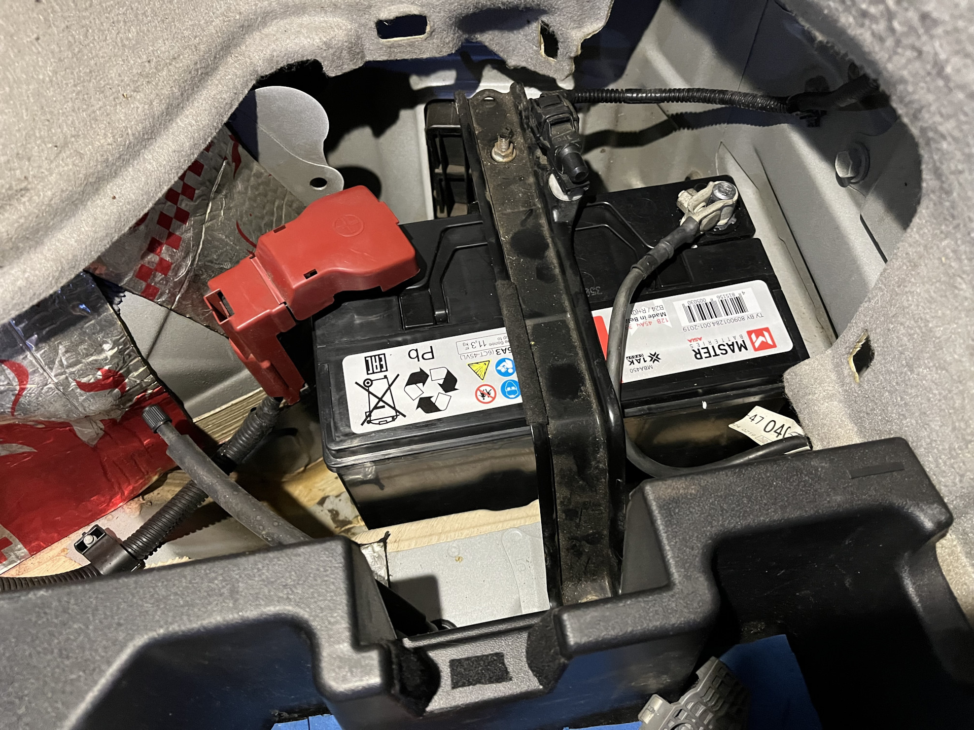 Умерла 12В батарея — Toyota Prius (30), 1,8 л, 2009 года | расходники ...