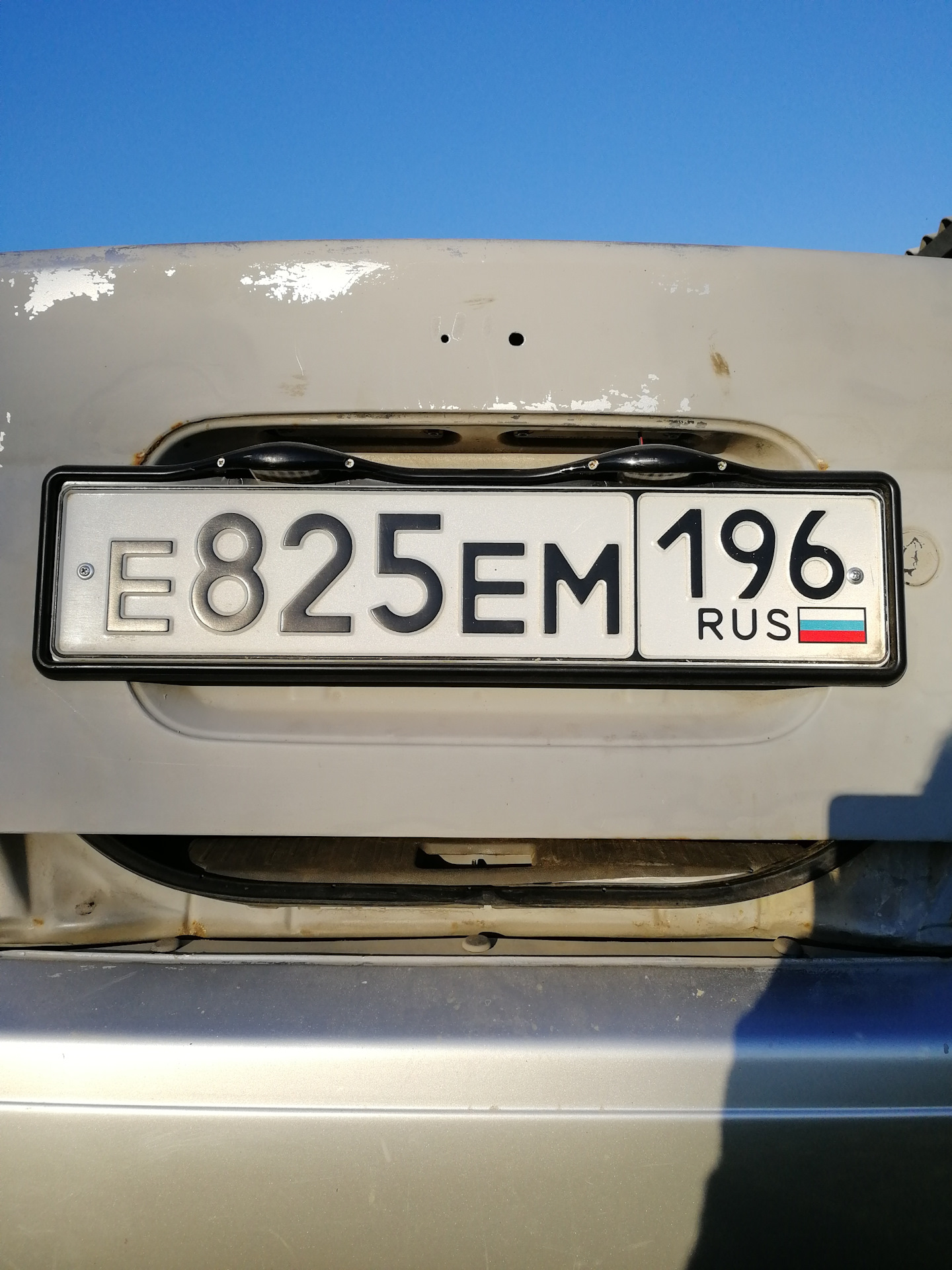 Рамка номера с подсветкой. — Nissan Bluebird (U14), 1,8 л, 2000 года ...