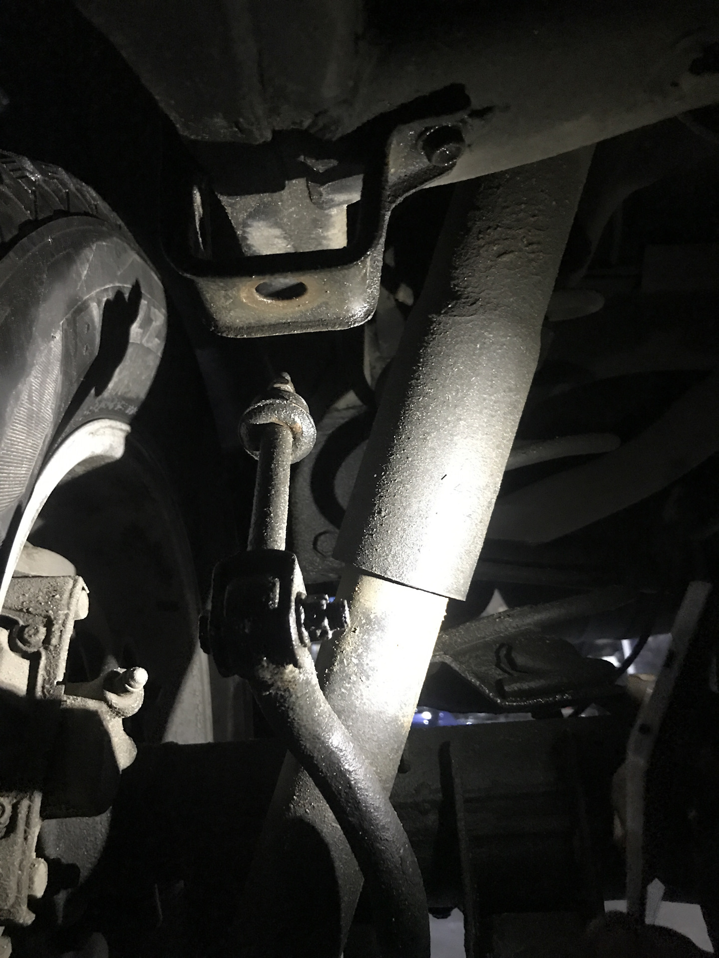 Замена стоек заднего стабилизатора — Lexus LX (UZJ100), 4,7 л, 2004 ...