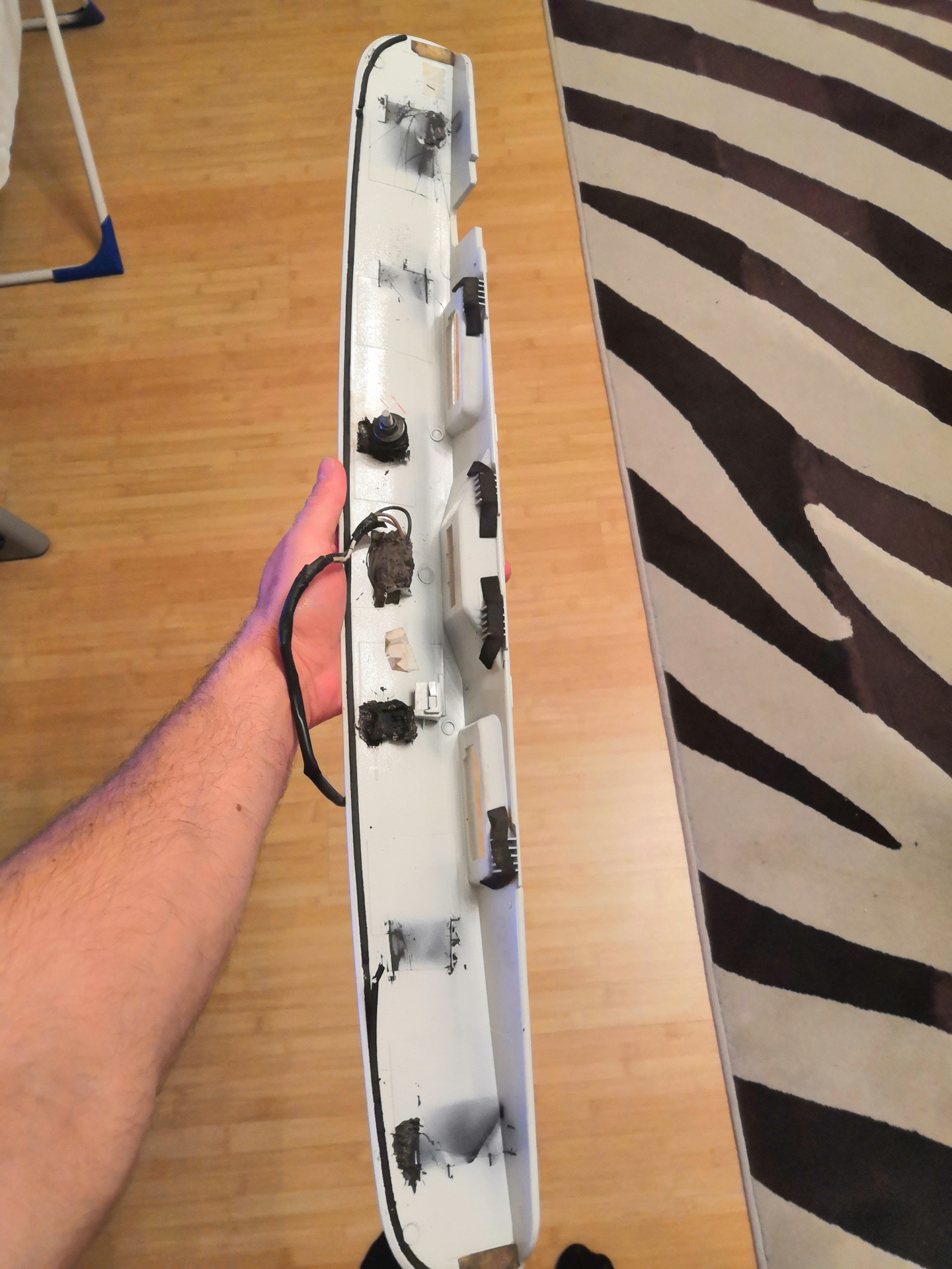 Ремонт накладки/ручки багажника — Nissan Qashqai+2, 2 л, 2012 года ...