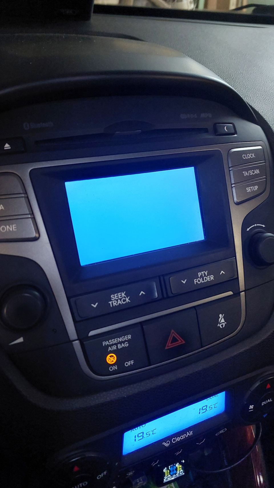 Замена камеры заднего вида — Hyundai ix35, 2 л, 2014 года | своими ...