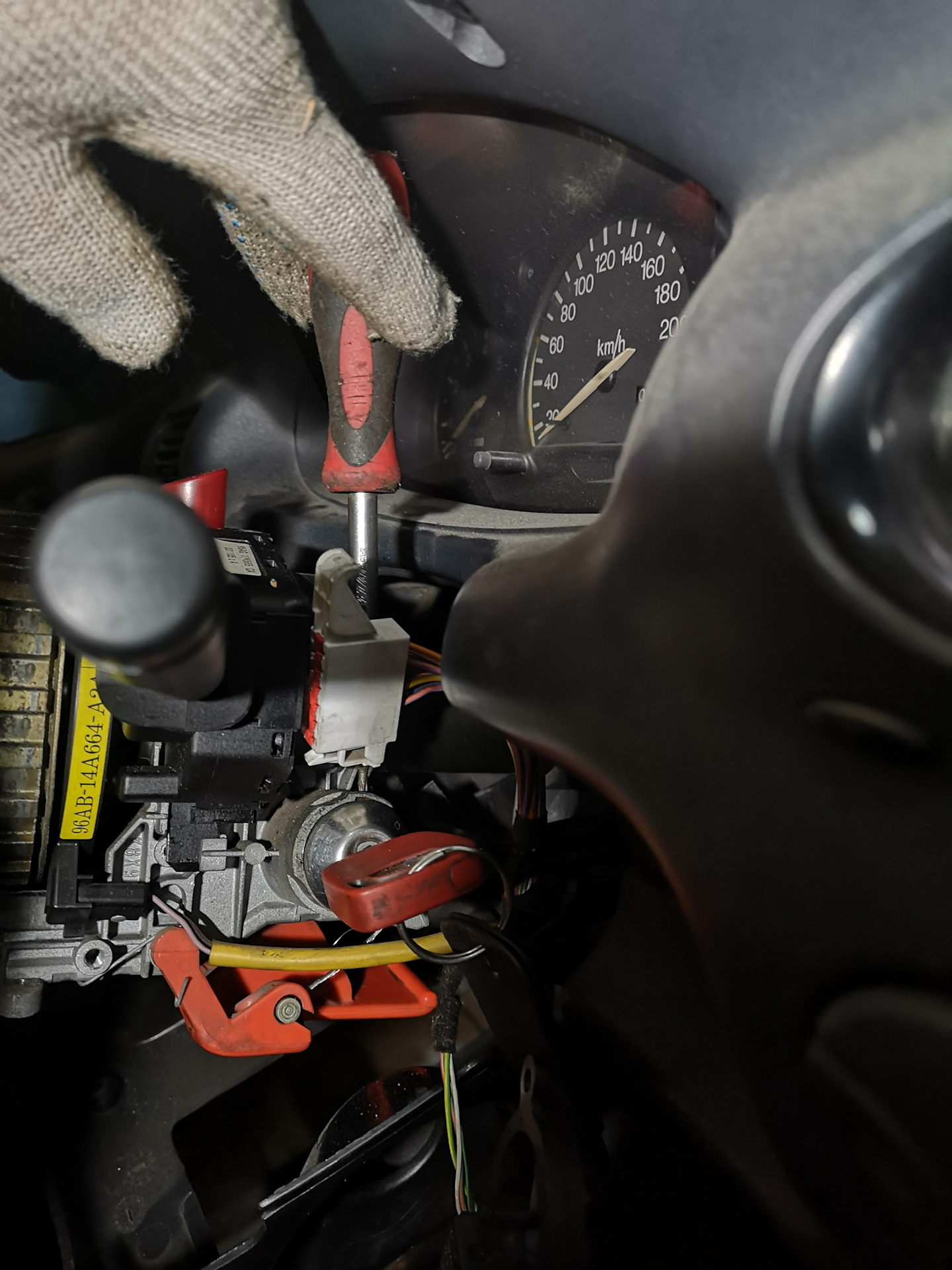 Замена замка зажигания — Ford Escort Mk6 1 8 л 1998 года запчасти