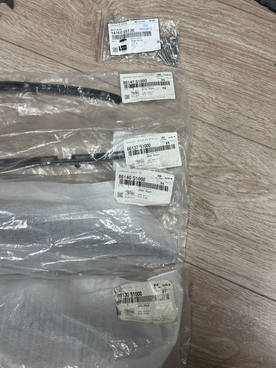 Замена крепления бокового молдинга лобового стекла — Hyundai Santa Fe ...