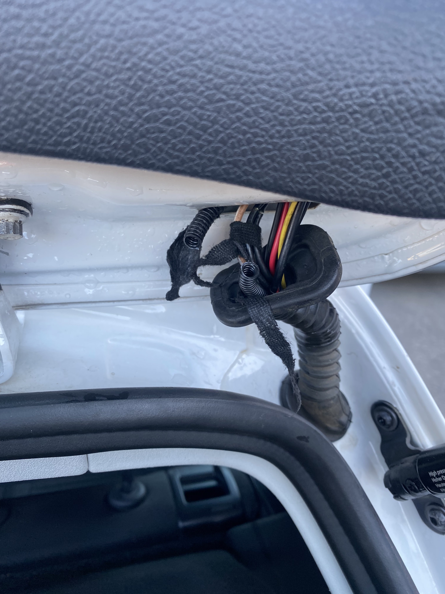 Ремонт трубки омывателя багажника — Volkswagen Golf Mk6, 1,6 л, 2011 ...