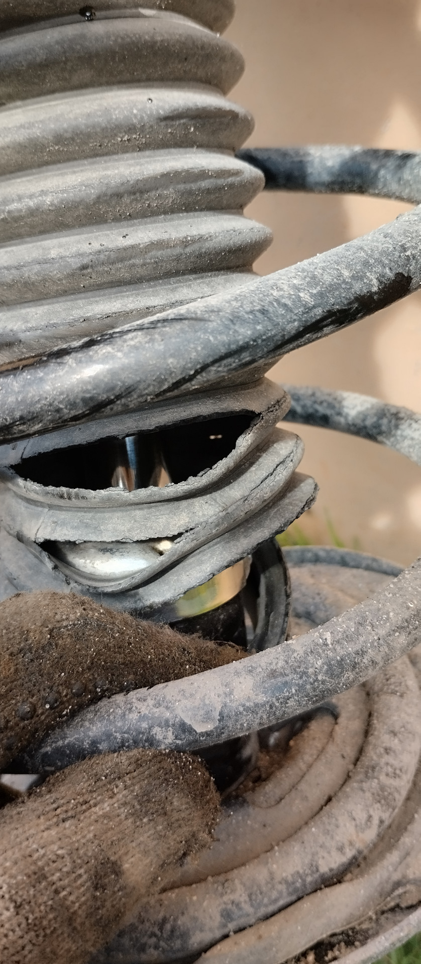 Замена пыльников передних амортизаторов. — Toyota Corolla (140/150), 1 ...