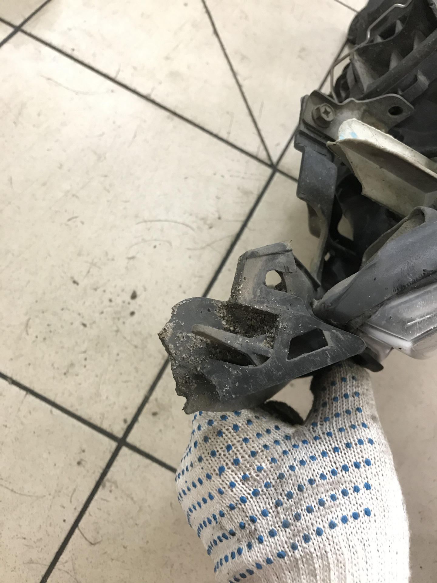 Кронштейны фар или защелки бампера — BMW 1 series (E81/E87), 2 л, 2005 ...