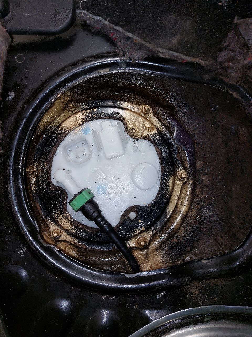 Замена топливного фильтра — Mitsubishi Outlander XL, 3 л, 2007 года ...