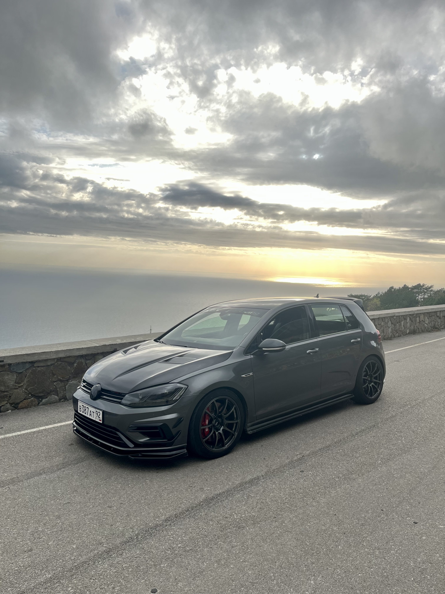 Фото — Volkswagen Golf R Mk7, 2 л, 2018 года | фотография | DRIVE2
