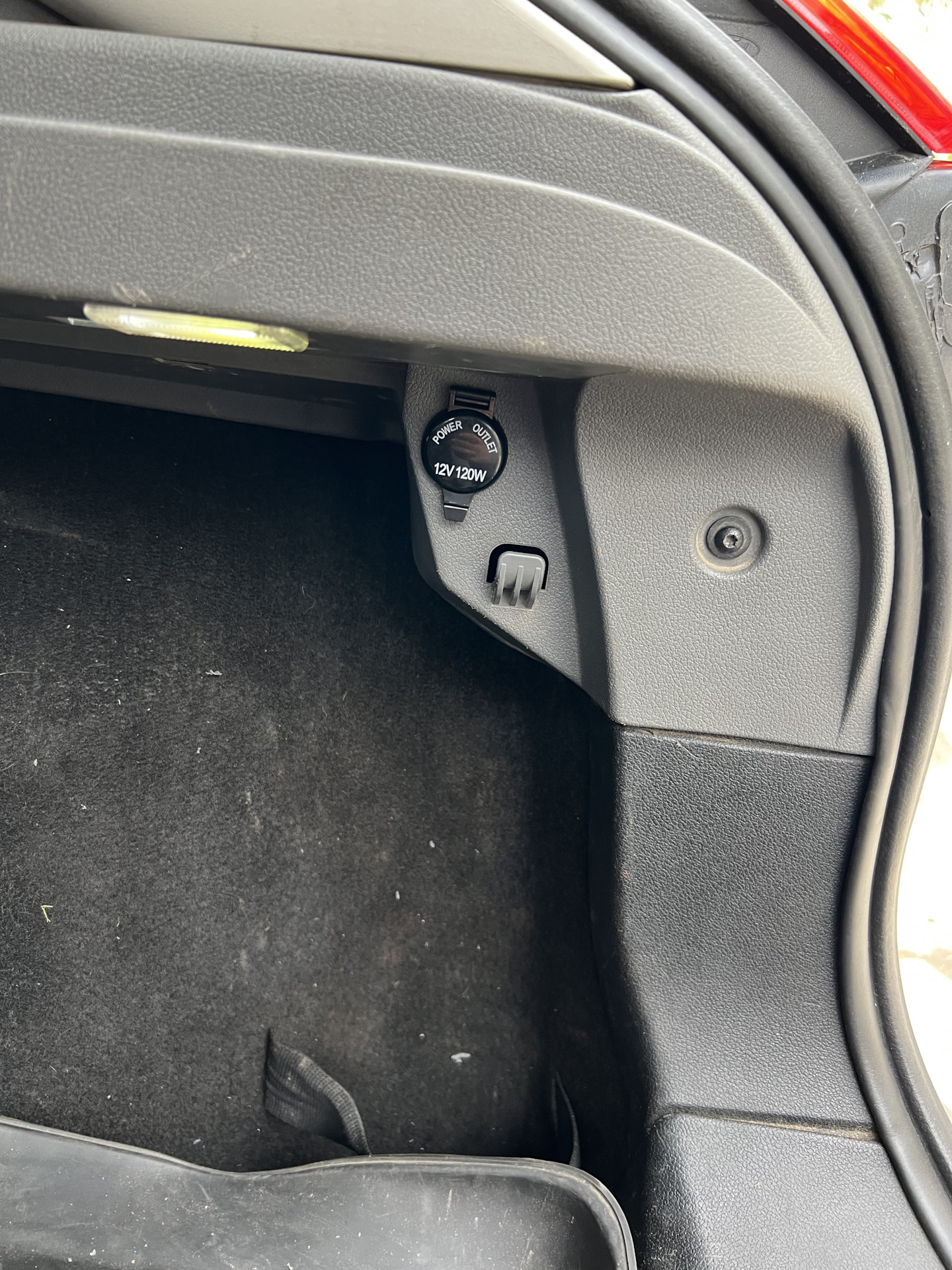 Прикуриватель в багажник — Ford Focus II Hatchback, 2 л, 2008 года ...