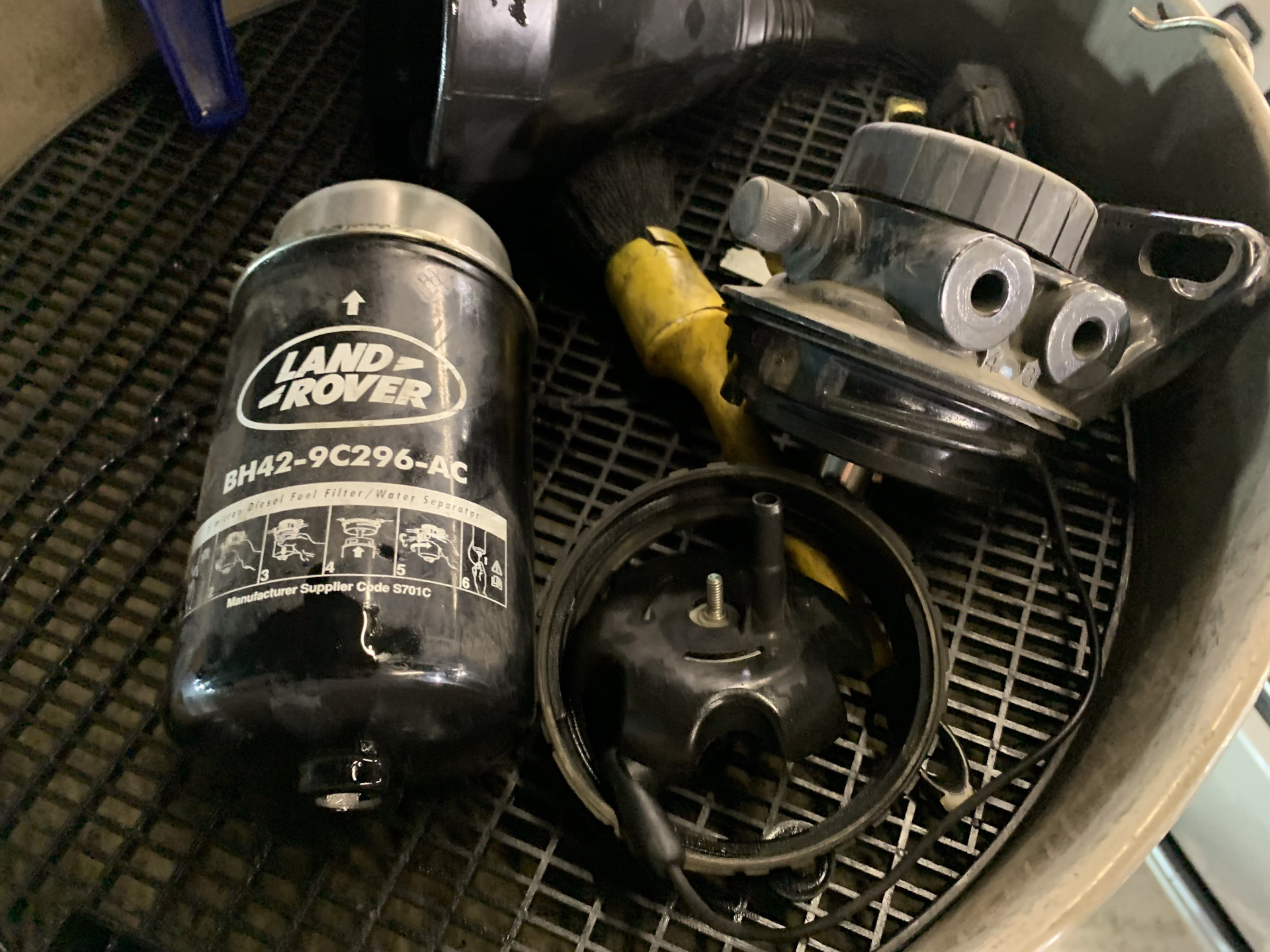 Замена топливного фильтра LR072610 на Range Rover 4,4 — Land Rover ...