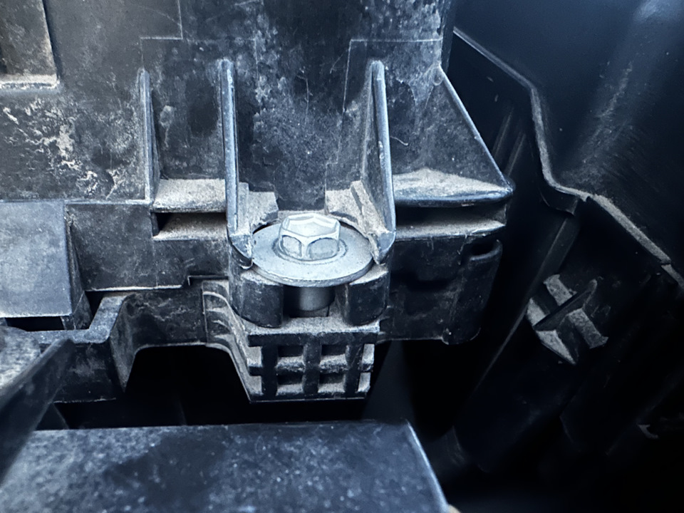 #10 Замена болтов крепления крышки воздушного фильтра — Toyota Camry ...