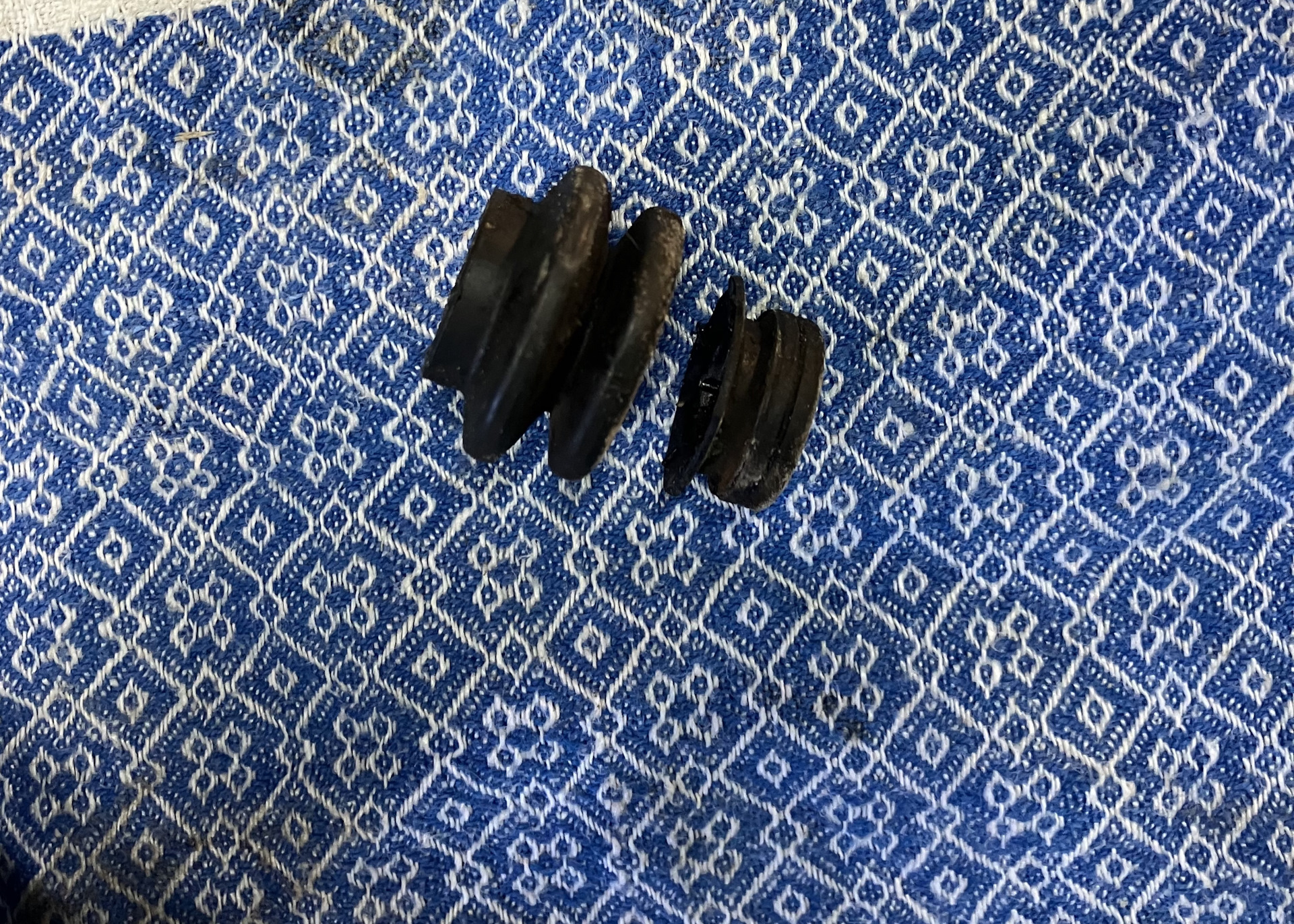 [21] Замена пыльников направляющих передних суппортов — Toyota Premio ...